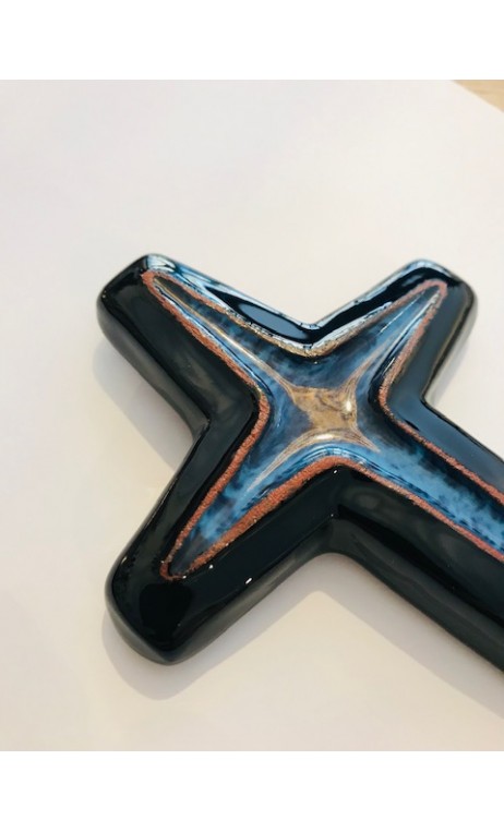 Croix rectangulaire bleue flammée en céramique
