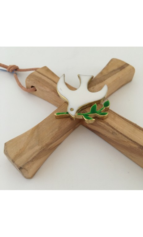 Croix en olivier avec colombe blanche